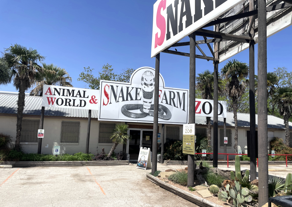 Animal World and Snake Farm Zoo, New Braunfels, TX